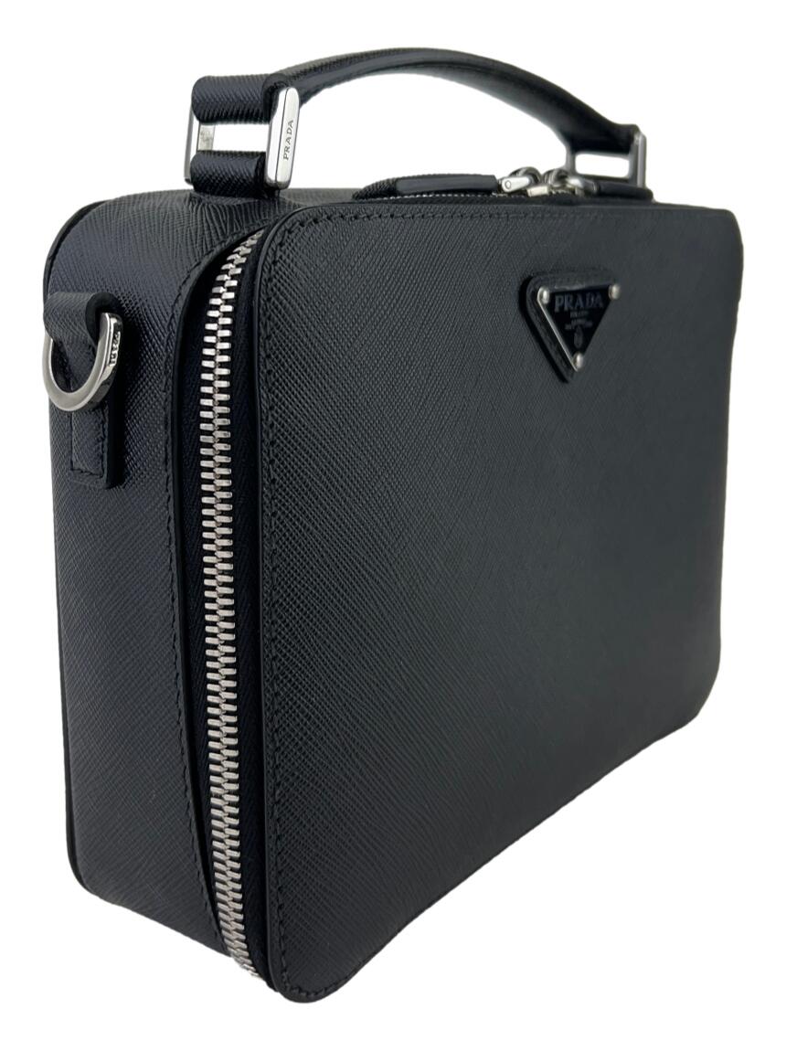 Pasta Prada Brique Saffiano Preta Original - CFPB3 | Etiqueta Única