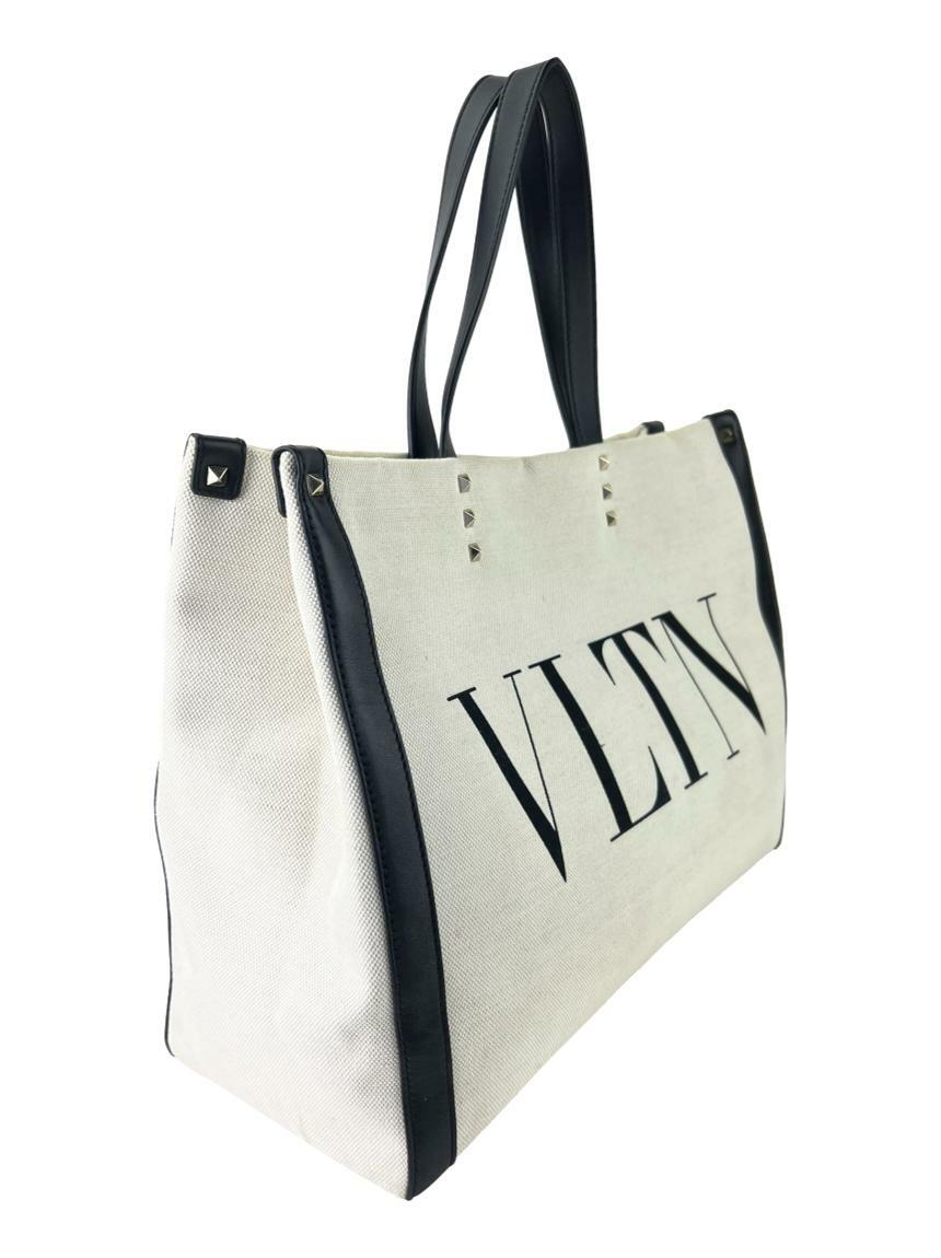 Bolsa Tote Valentino VLTN Rockstud Canvas Bege - JUW4 Original | Etiqueta Única