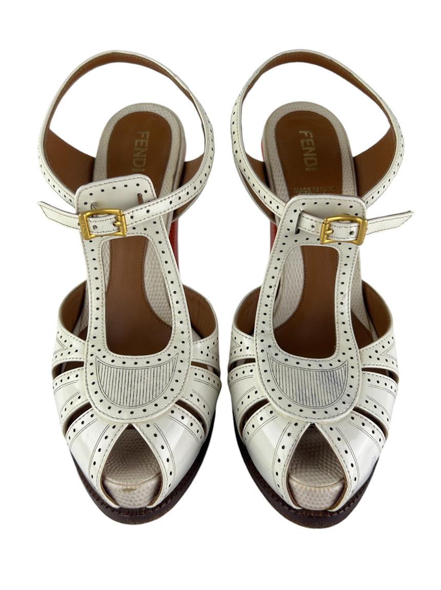 Sandália Fendi Couro Off White - CLOA9 Original | Etiqueta Única