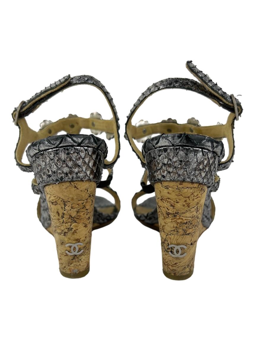 Sapato de Salto Chanel Python Camellia Prata - CM709 Original | Etiqueta Única