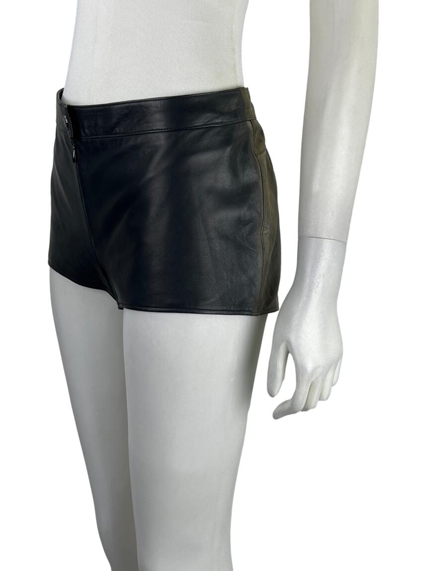 Shorts Chanel Couro Preto - AGWH12 Original | Etiqueta Única